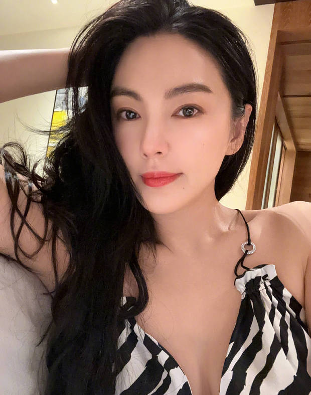 Zhang Yuqi took a selfie with her clavicle, eye-catching complexion, rosy complexion, super good ...