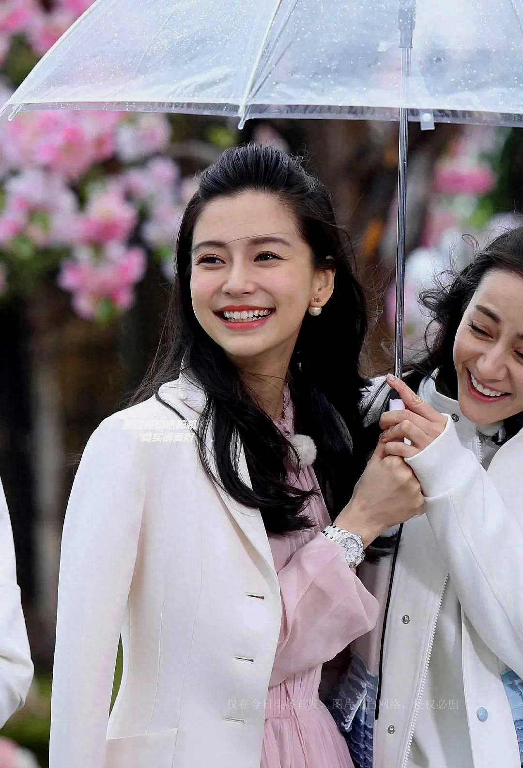 Yang Ying and Jia Shikai held hands and chatted, hugged and said ...