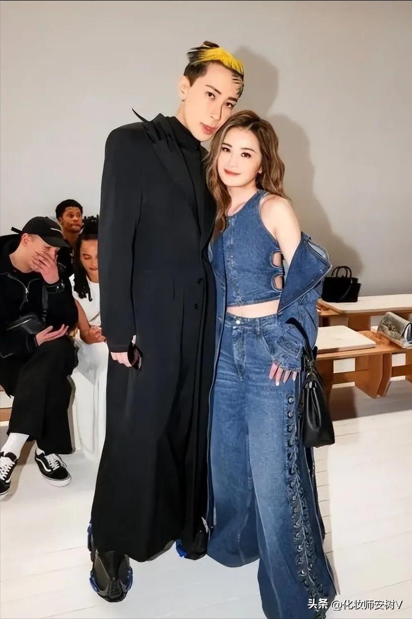 Liu Tao and Ah Sa are in the same frame, they are only 4 years apart ...