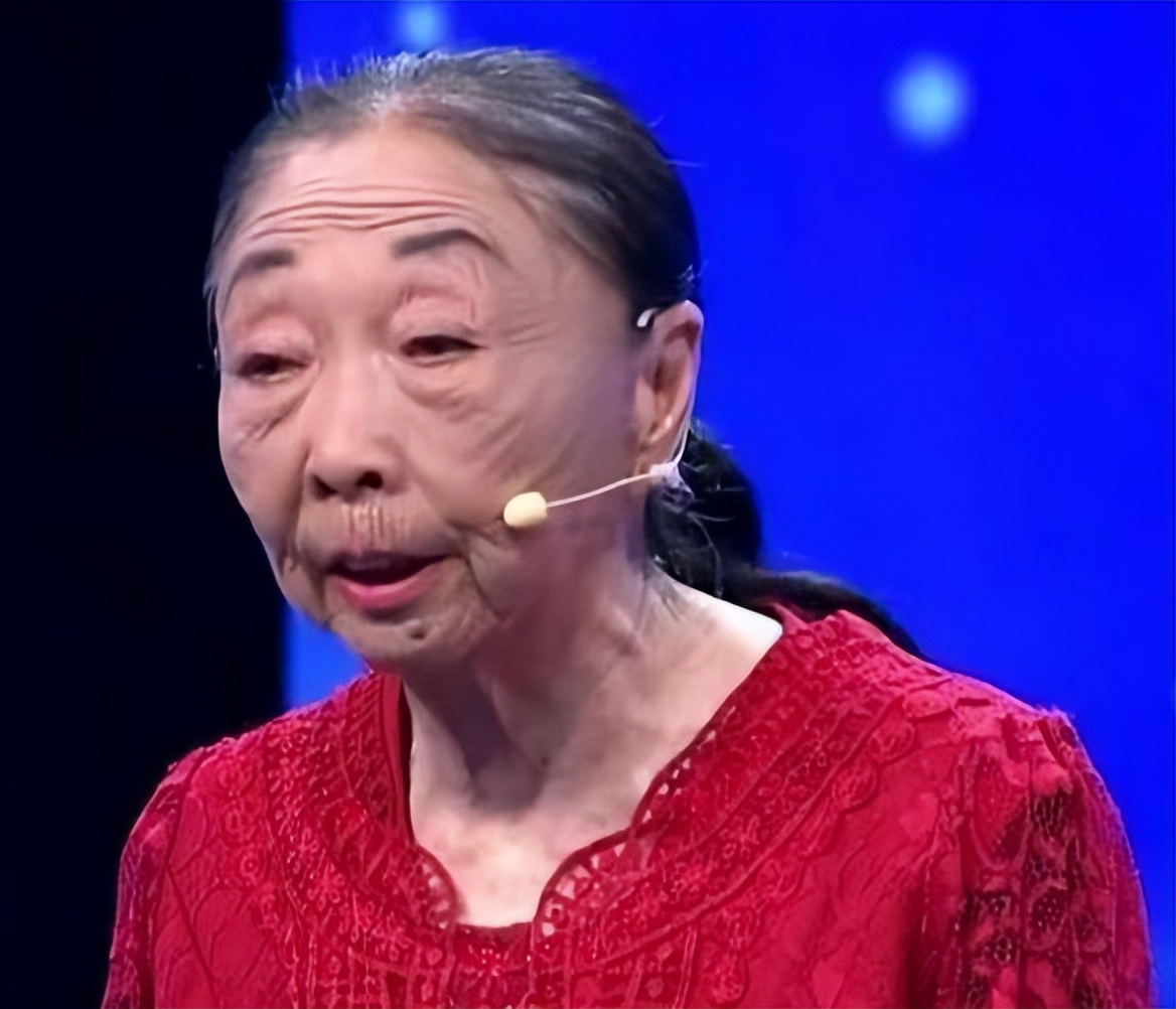 Ma Yuqin danced with her aunt in the park, her movements were stiff and ...