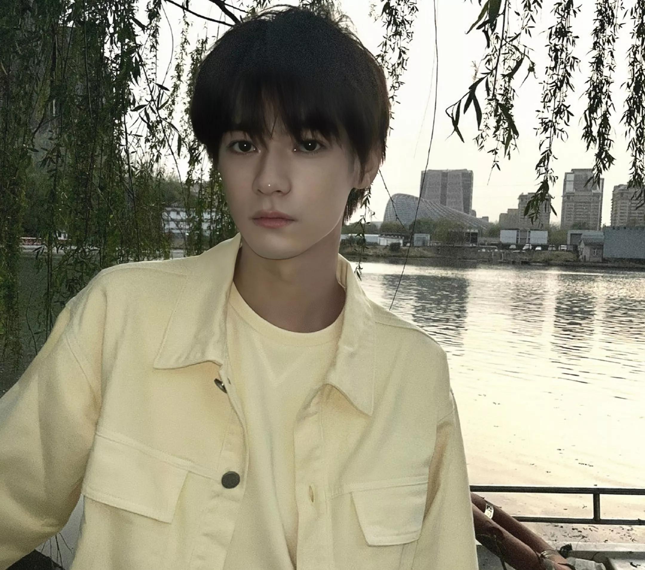 It is obviously the same person, after performing "Qing Ping Le" and ...