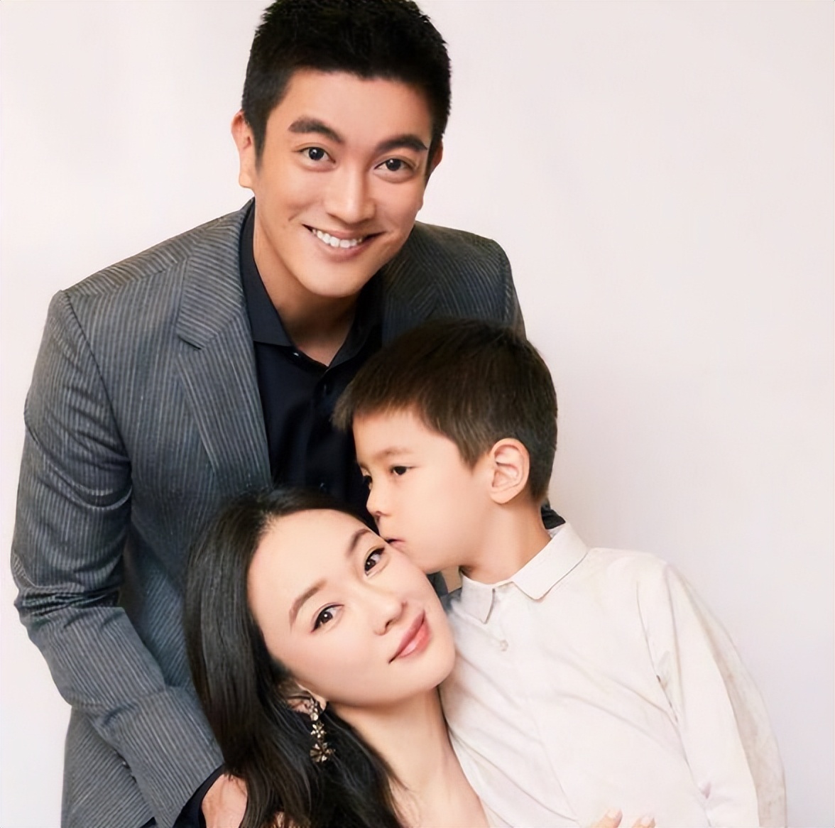 Huo Siyan and Du Jiang appeared in the UK, the couple's outfits were ...