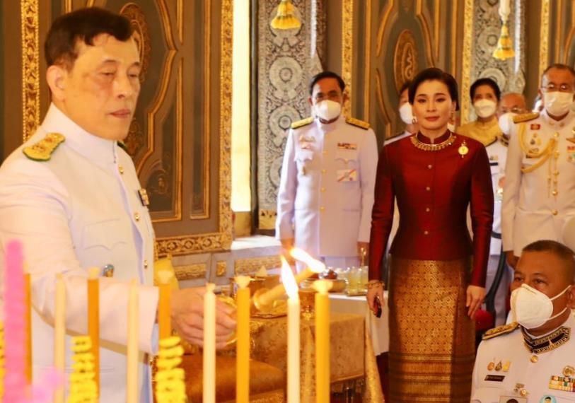 Queen Suthida's aura is perfect, the big red Thai dress is so beautiful ...