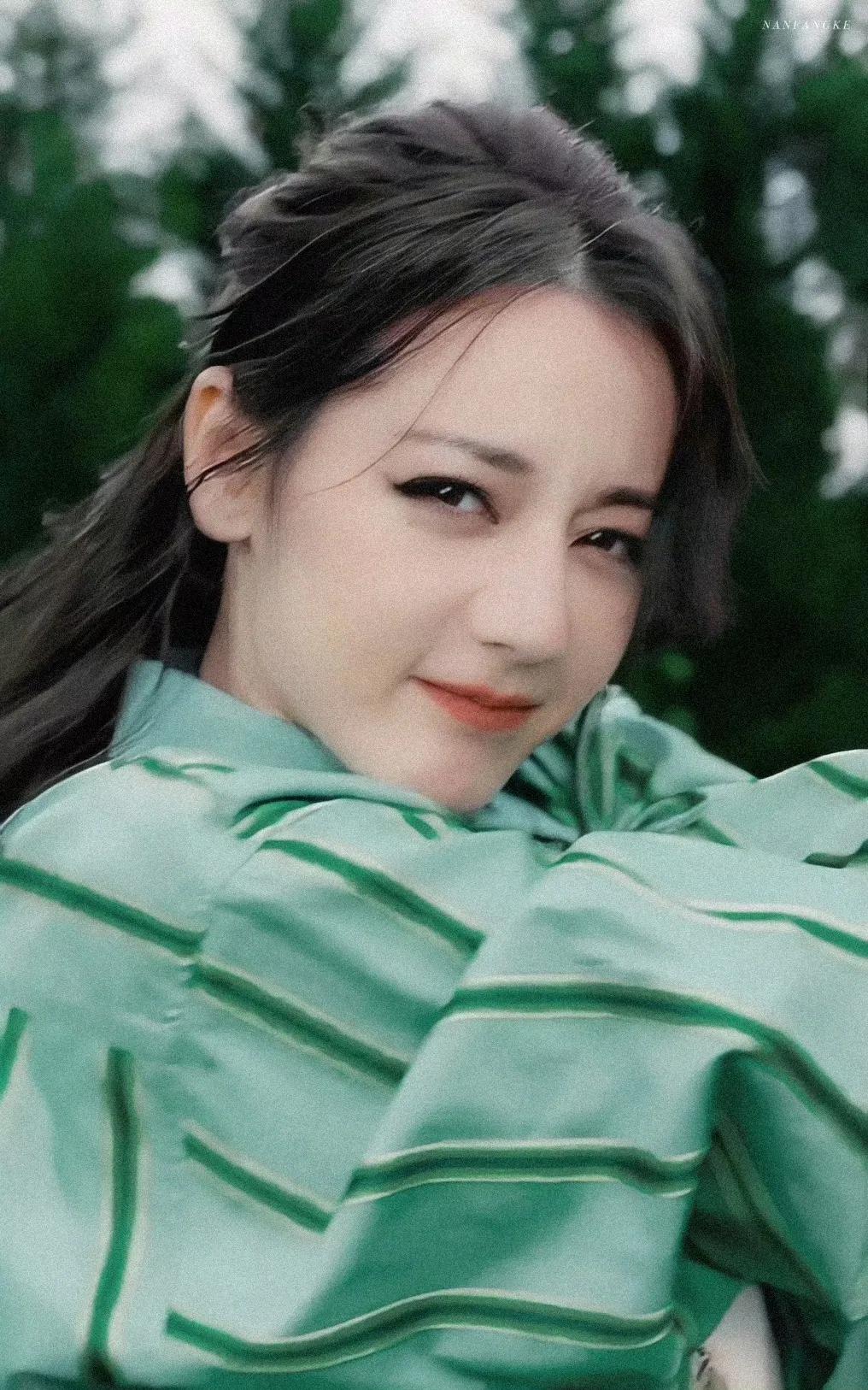 Di Lieba's smoky makeup is a bit charming - iMedia