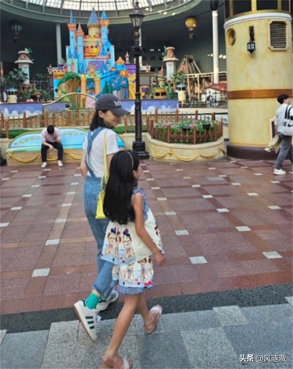 The Korean drama goddess Li Baoying took her baby to the amusement park ...