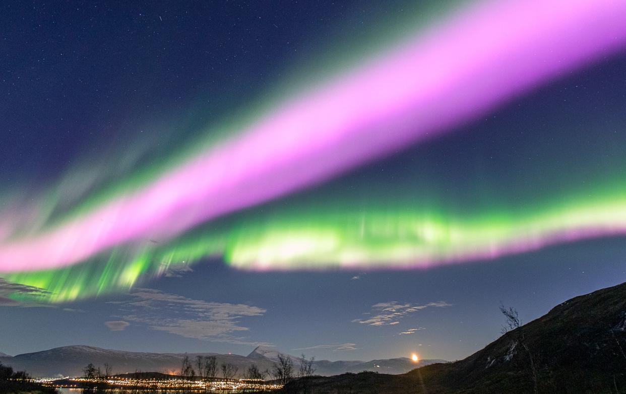 Cracks in the Earth's magnetic field, why did it trigger the pink ...