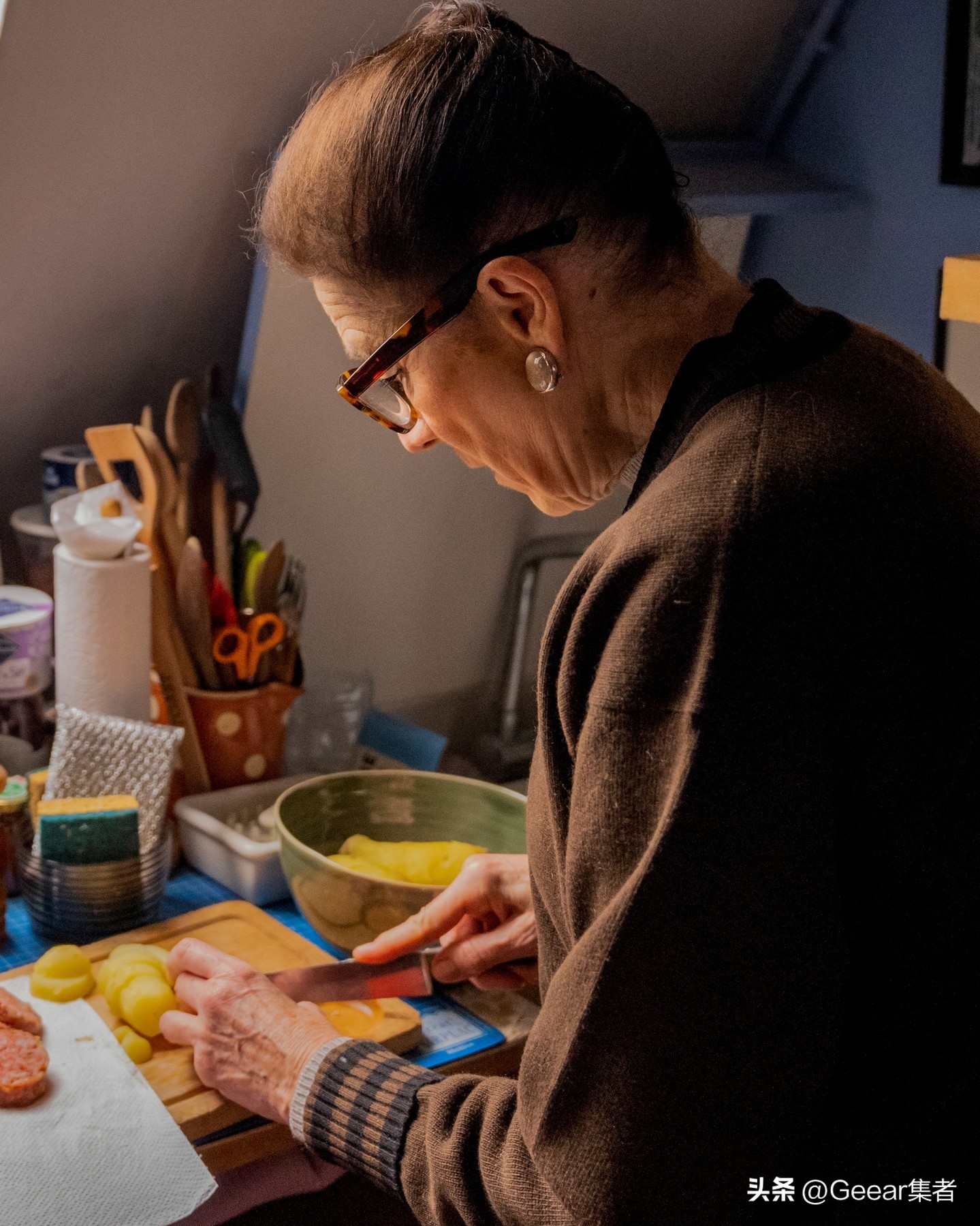 71-year-old bankrupt French grandma, squatting on the floor and cooking ...