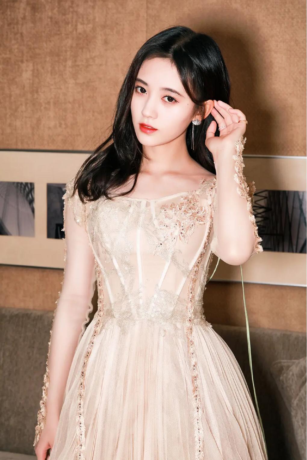 The same feathers are on the head, Cai Zhuoyan is smart and Zhou Xun is ...