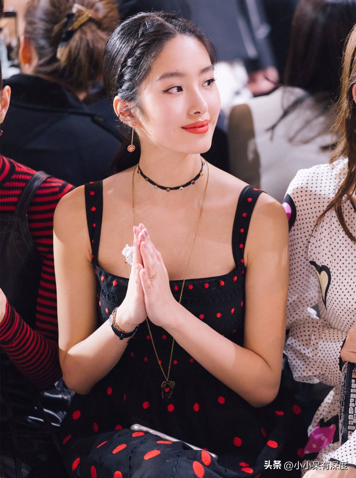 Yang Caiyu, with delicate facial features, shallow dimples, beautiful ...