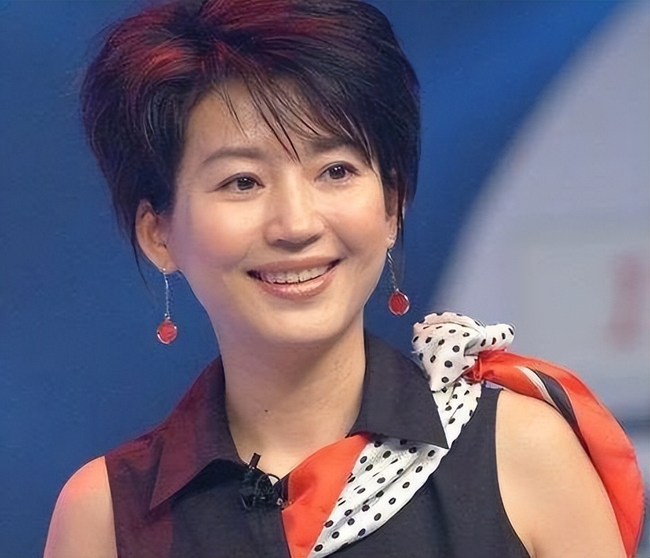 After watching Wang Xiaoya 22 years later, I realized how awesome the former CCTV sister was ...