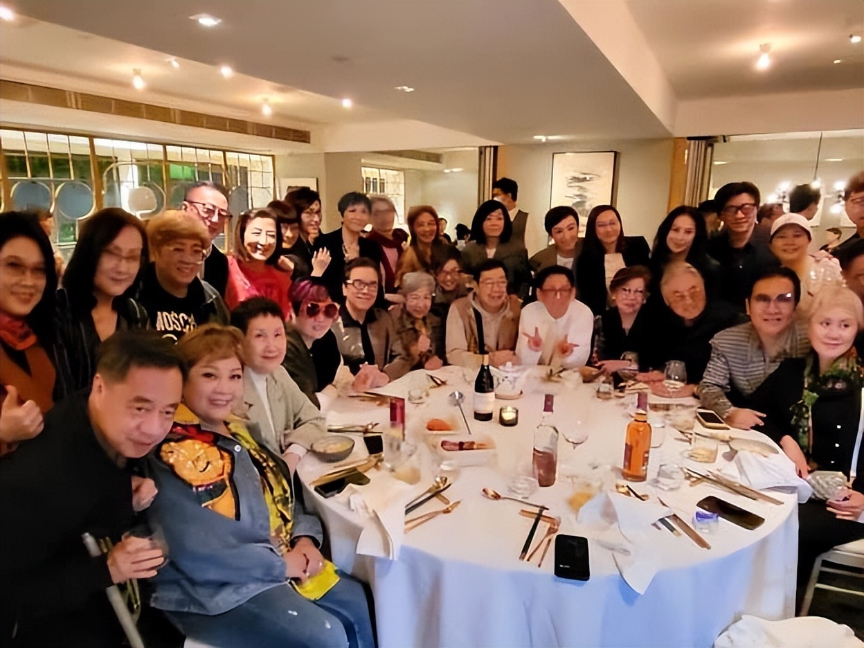 Anita Mui's bosom friend's birthday party was very crowded, with Chen ...
