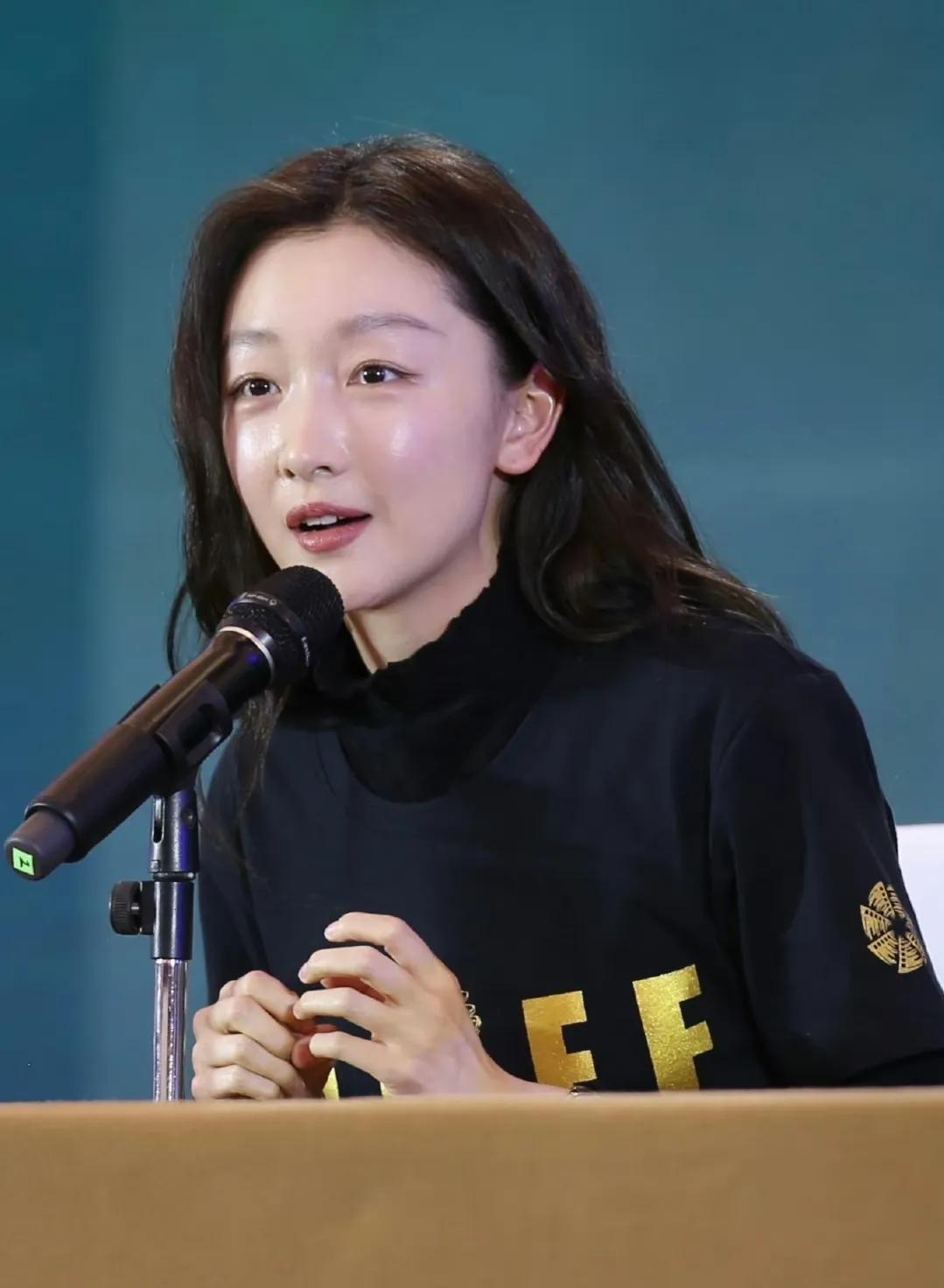 Zhou Dongyu's activity picture, suspected of gaining weight, turned ...