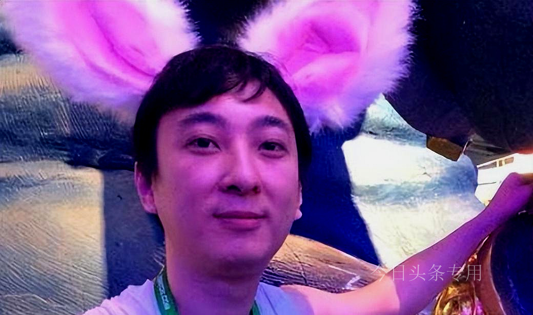 Happy to be a father? Wang Sicong puts the baby to sleep in his arms ...