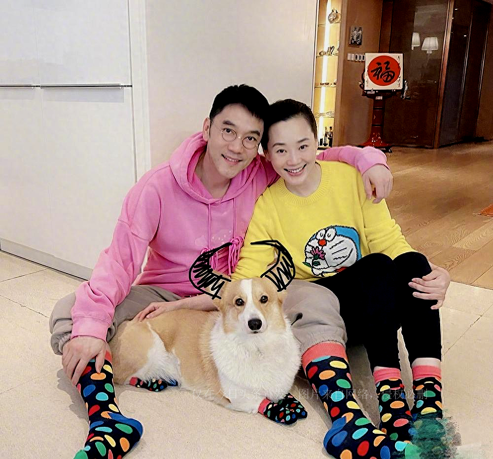 Lin Yilun posted a family photo. The four members of the family wore ...