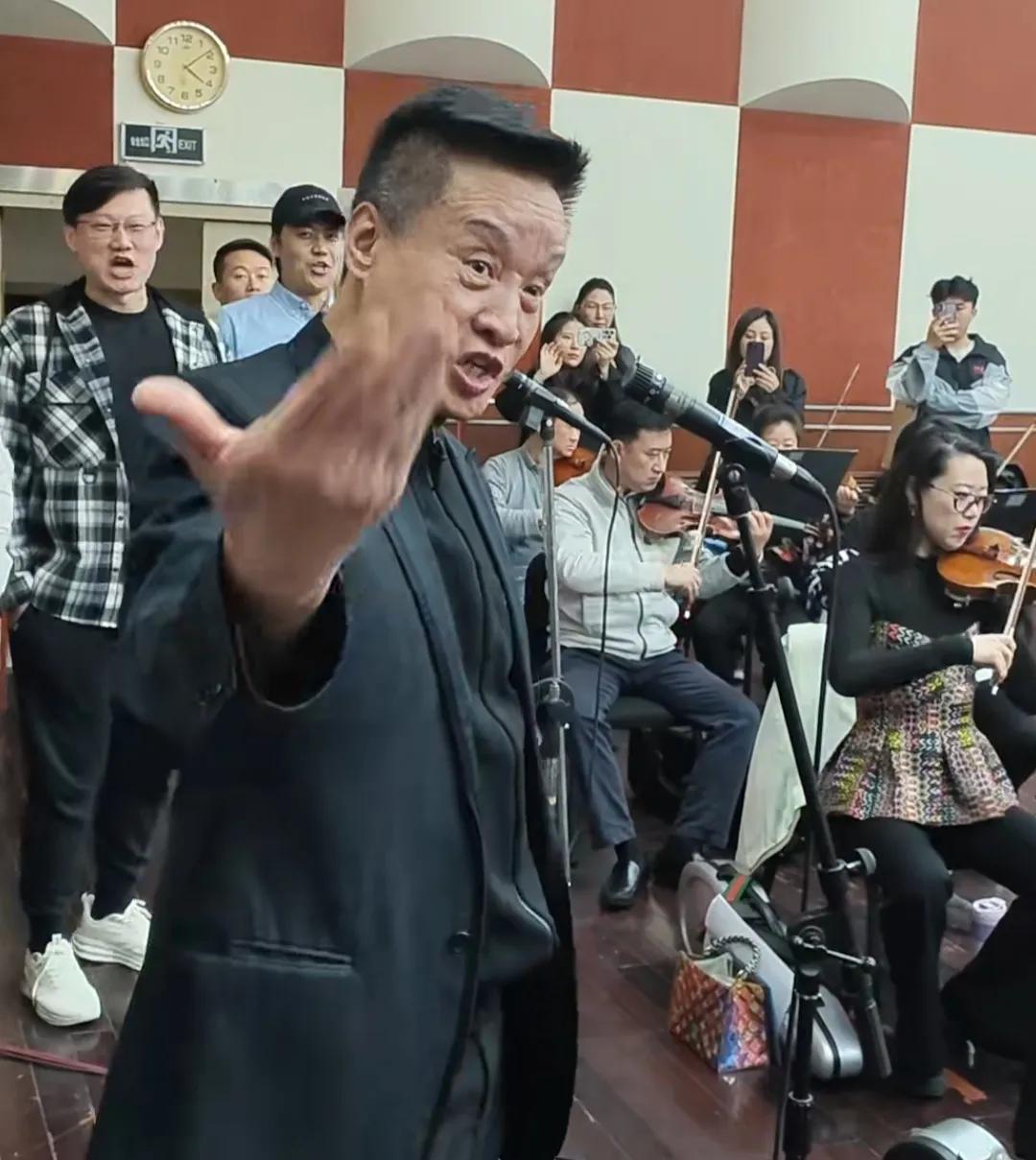 Teacher Yan Weiwen's rehearsal singing has a good temperament, and the ...