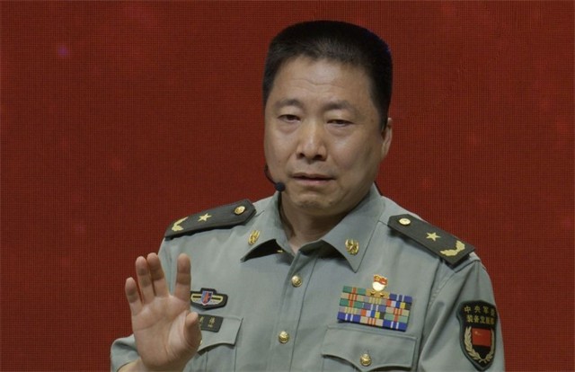 Astronaut Chen Dong, taking a photo with his wife Wang Xiaoyan, Chen ...