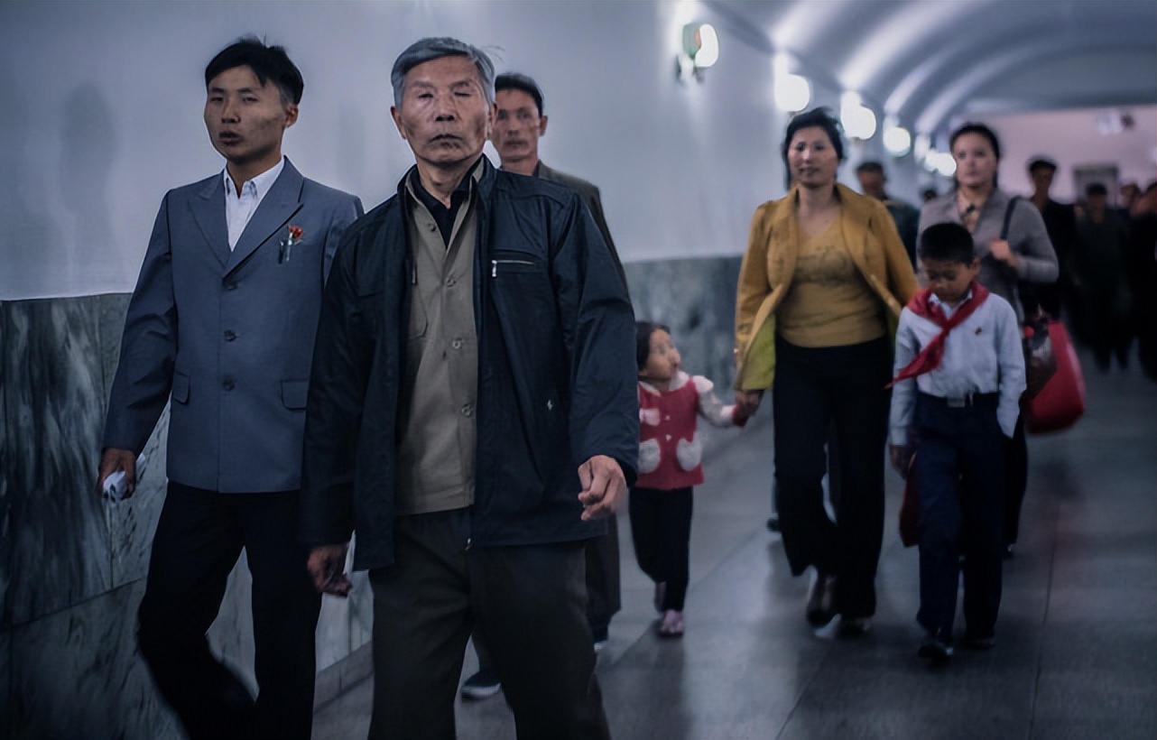 North Korean men are popular with such hairstyles, and the roads in ...