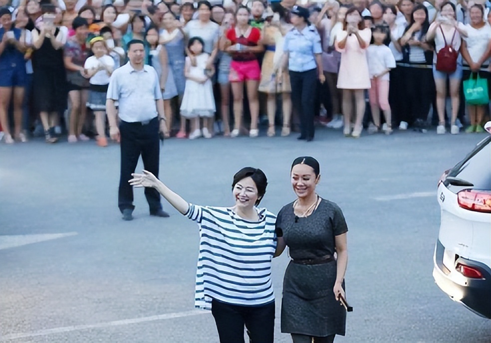 Brigitte Lin is quiet in the same frame, dressed in ordinary but ...