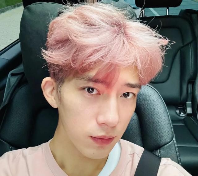 Jing Boran dyed his hair pink at the age of 35, and changed the look of ...