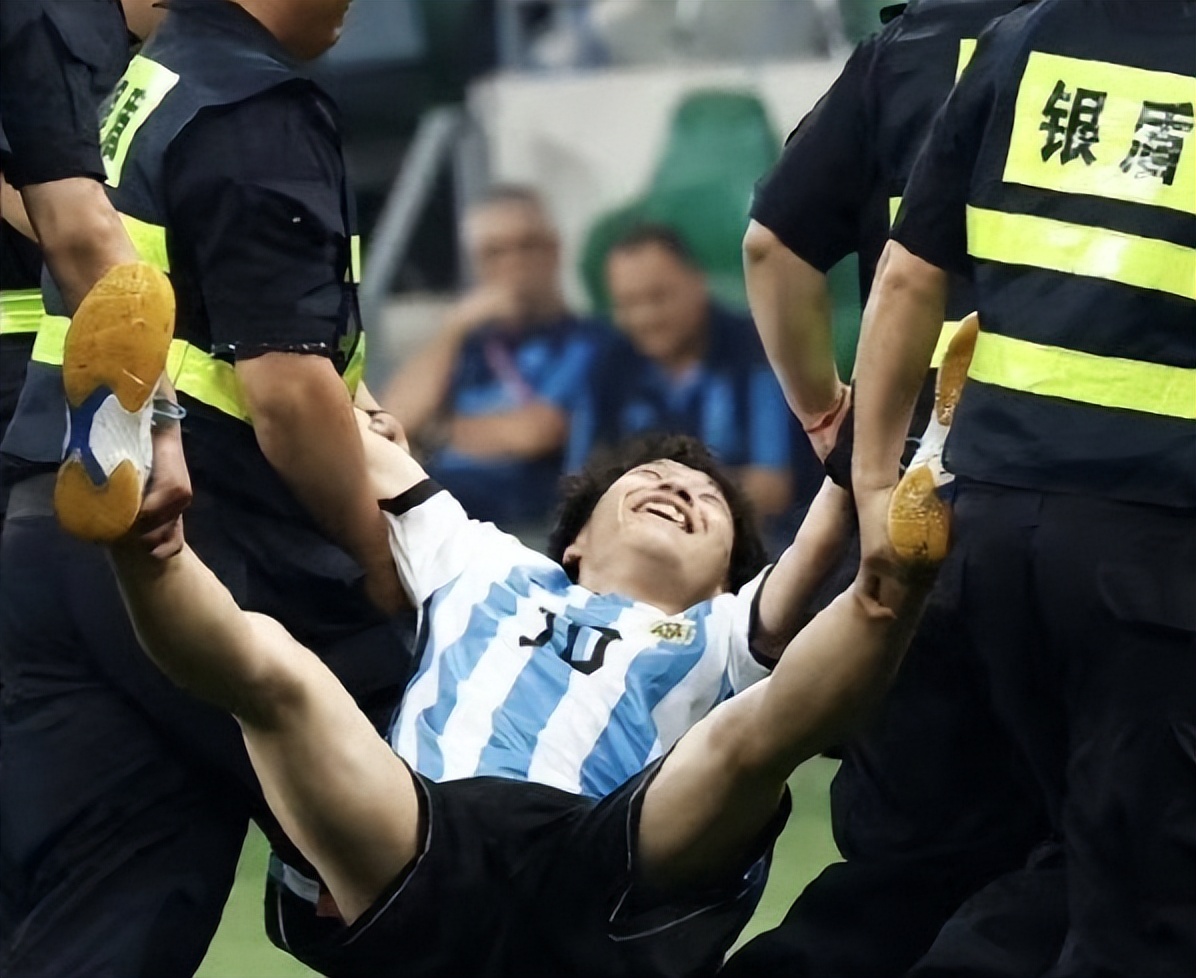 Rushing into the stadium and hugging Messi, the person involved ...