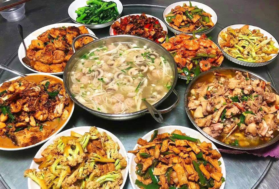 In the circle of friends, there are 8 Mid-Autumn family banquets, some ...