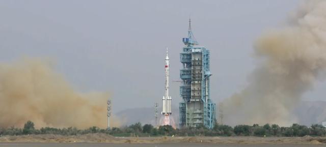 "It's so cool to ride a rocket," a netizen shouted to Gui Haichao: "03 ...