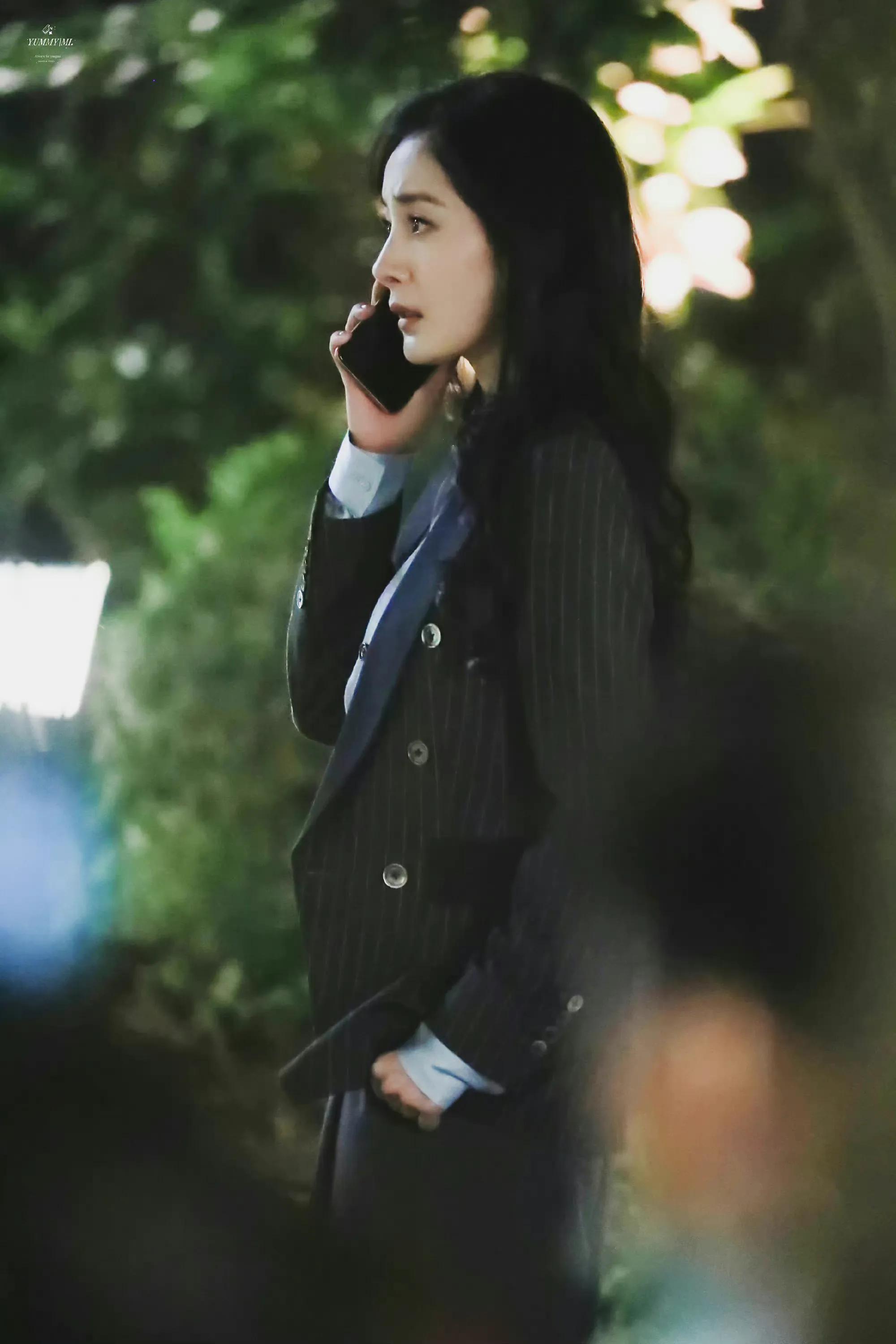 Yang Mi and Guo Jingming's latest situation exposed!Hook shoulders and ...