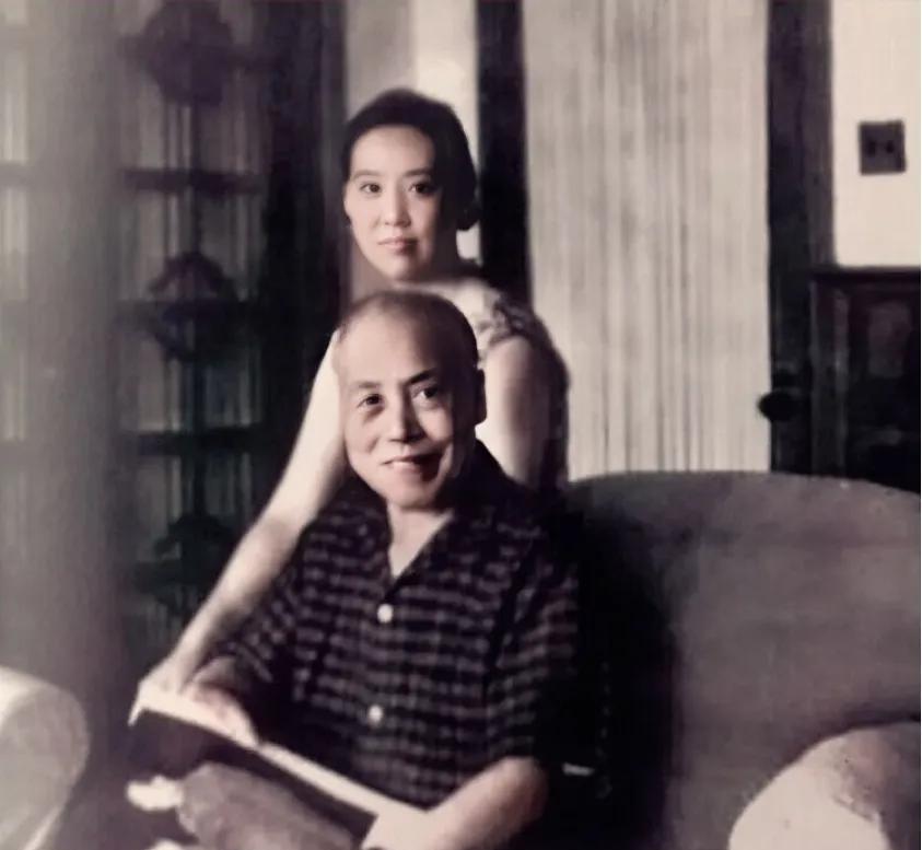 In 1966, a group photo of Li Zongren and his wife in the apartment ...