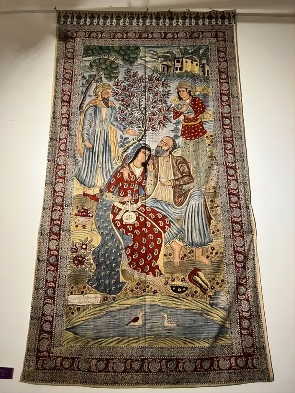 Pictures of Saudi Arabian tapestry, showing the unique cultural ...