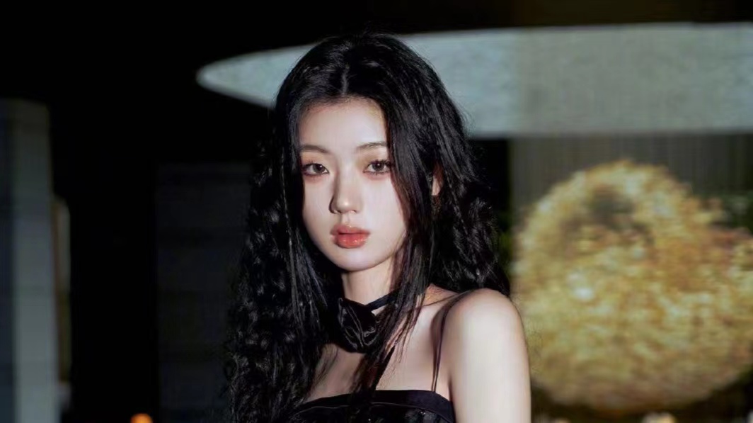 Shan Yichun and Hu Xia landed in Macau to attend the drama's beautiful ...