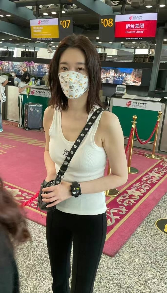Li Xiaoran under the camera of passers-by, wearing a small vest and ...