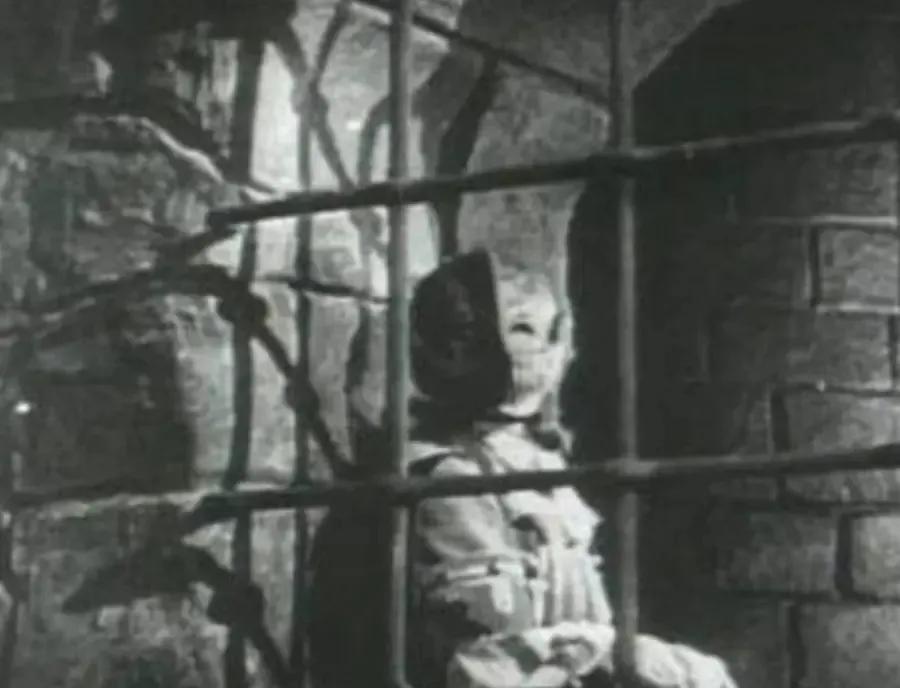 The mysterious "Man in the Iron Mask" in France wears a mask all his ...