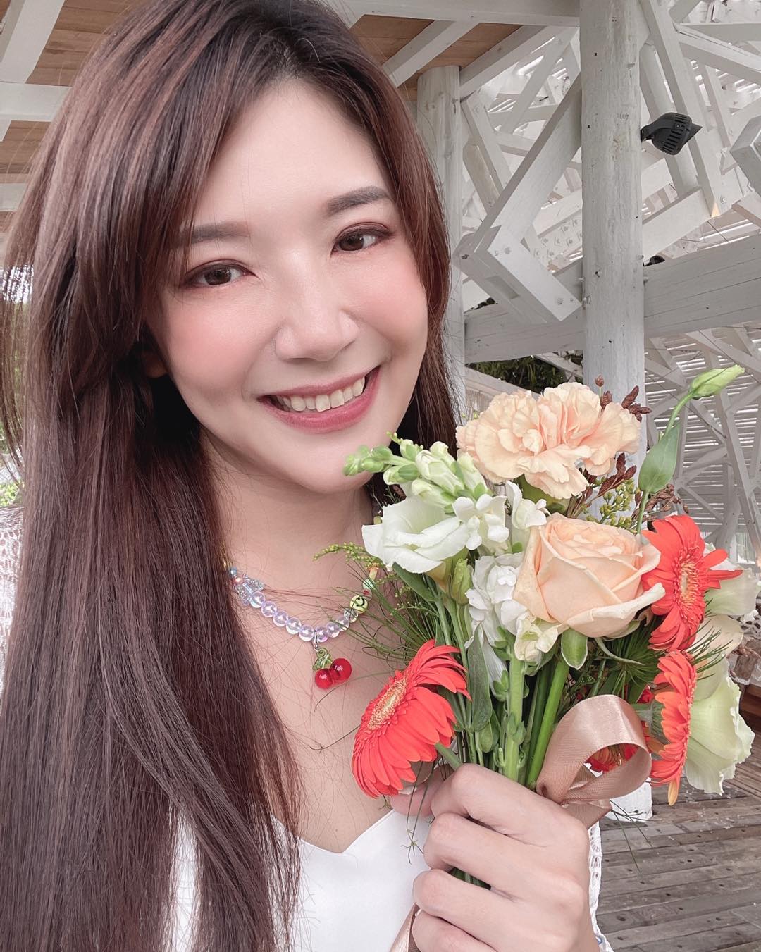 Beauty anchor Zheng Yizhen got married and was excited to post wedding ...