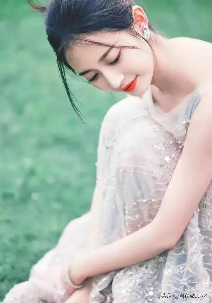 "Little Flower" Chen Yuqi, with fair skin and beautiful appearance, has ...