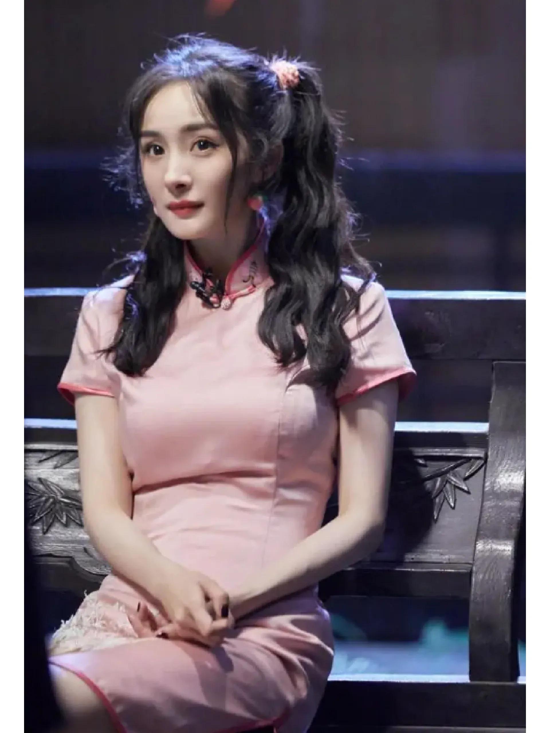 Yang Mi‖Pink cheongsam, double ponytail looks like a girl who came out ...