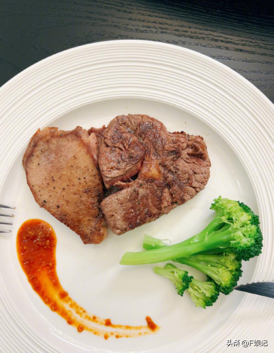 Wang Zulan cooks love steaks for Li Yanan in person - iNEWS