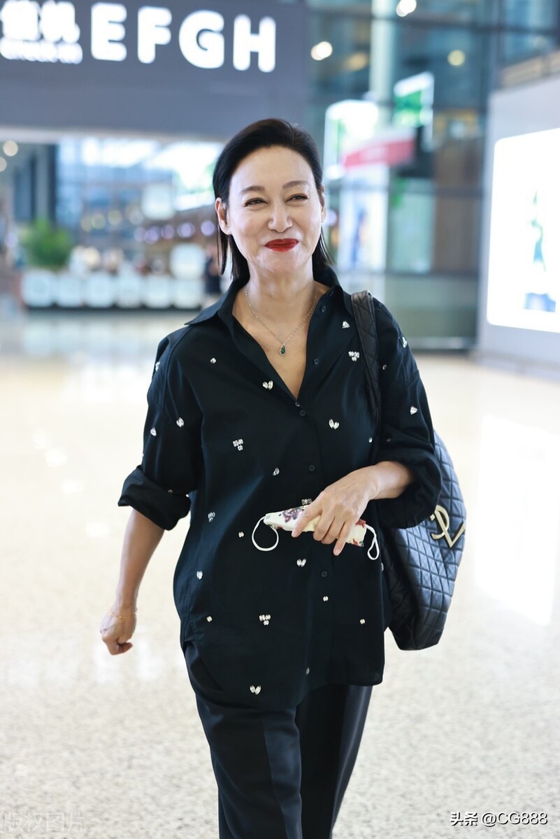 Star airport photo Hui Yinghong appeared at Shanghai Hongqiao Airport - iMedia
