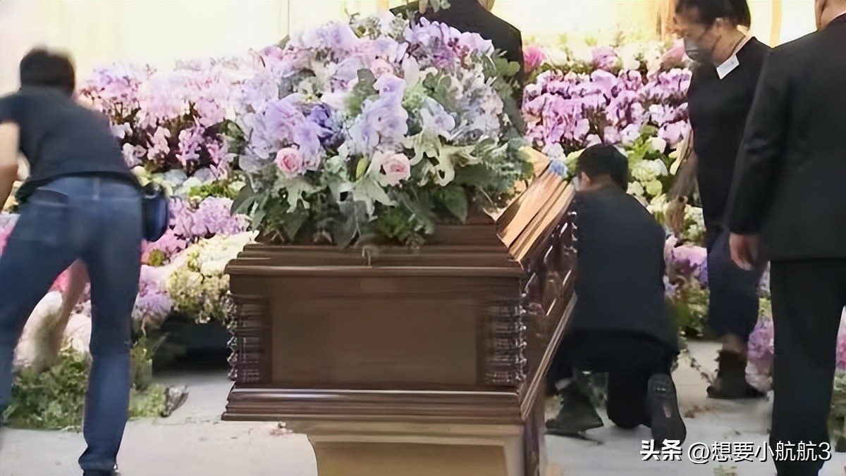 Coco Lee's elder sister hugged the portrait at the funeral, and the ...