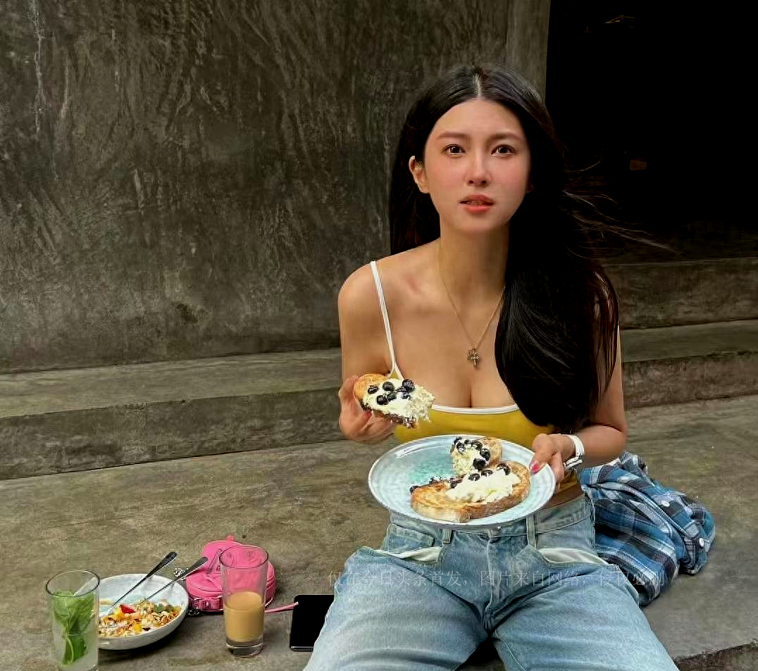 Liu Xiaoyu and his beloved wife went on a trip. The wife ate on the street and showed off her ...