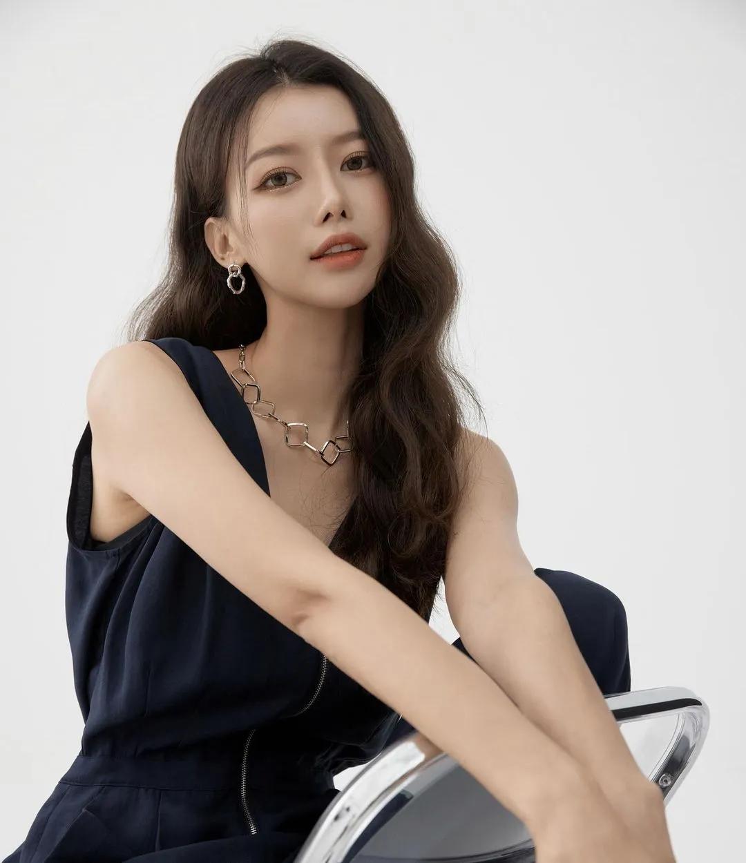 cheerleader lee a young beautiful goddess - iNEWS