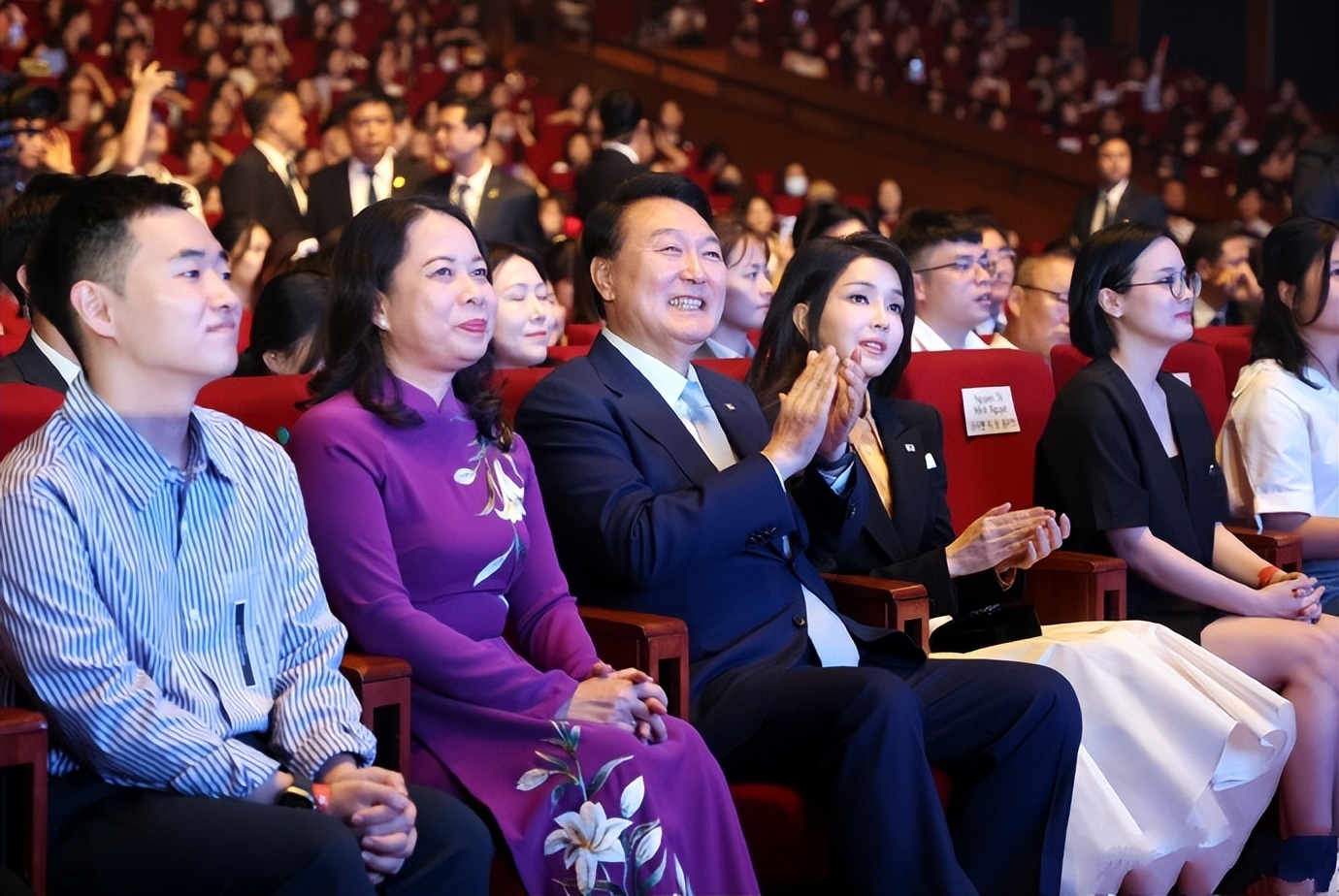 The first lady of South Korea is in the same frame as the idol group ...