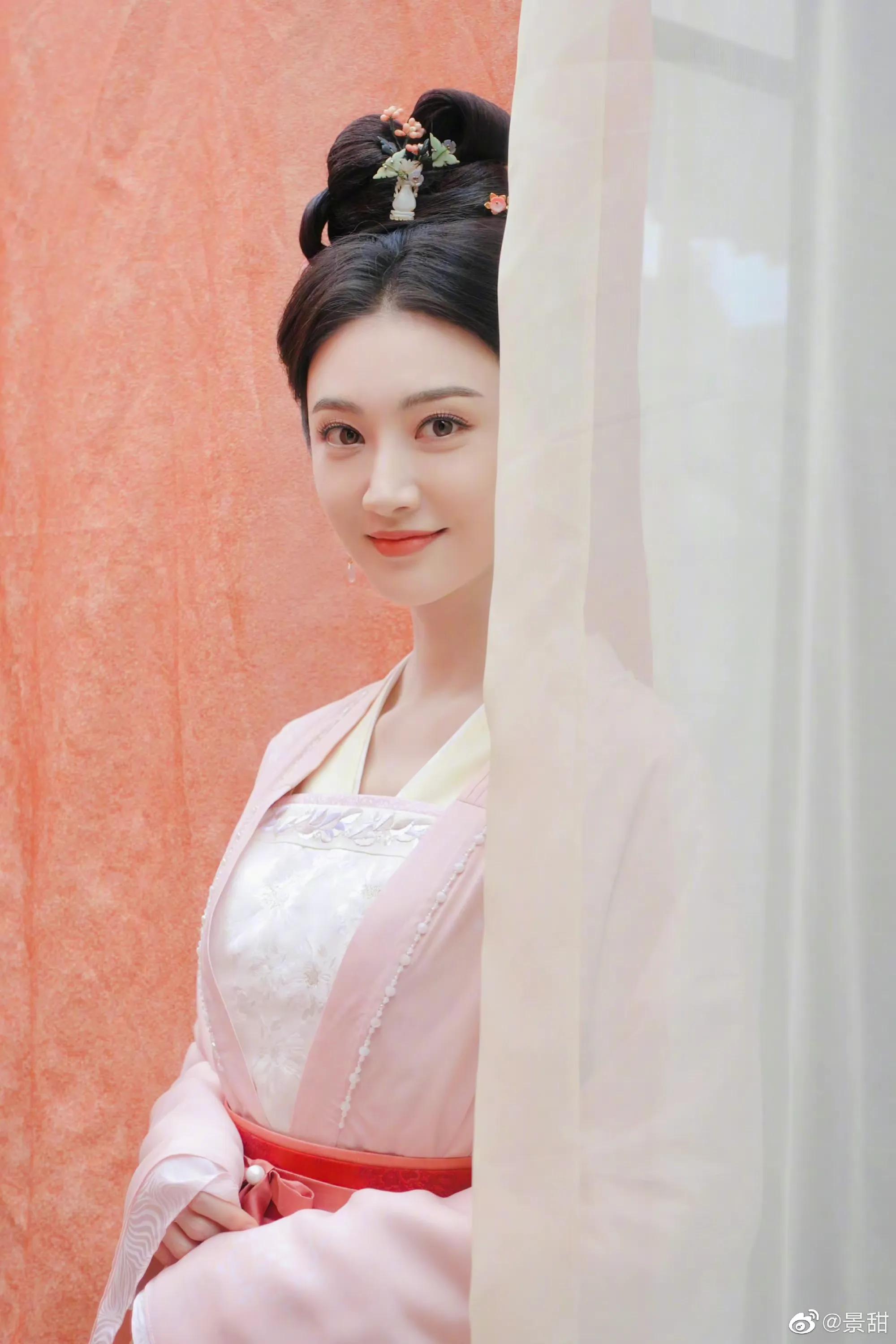 Jing Tian's scorching and romantic finishing the Jiugongge, wearing a ...
