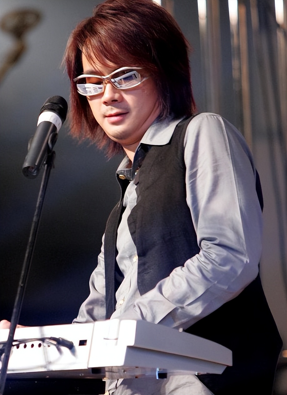 Zhan Wenting and Zhang Yuan, the former lead singer of the Feier ...