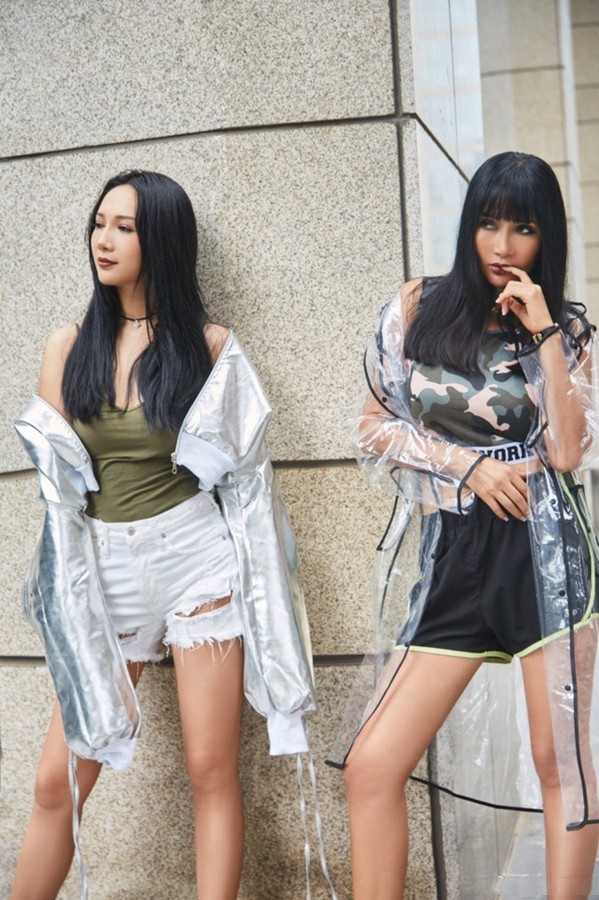 57-year-old Zhang Mi took her daughter for a street shoot! The hot body ...