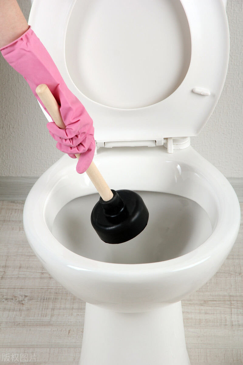 What causes a clogged toilet? How to quickly unclog the toilet by ...