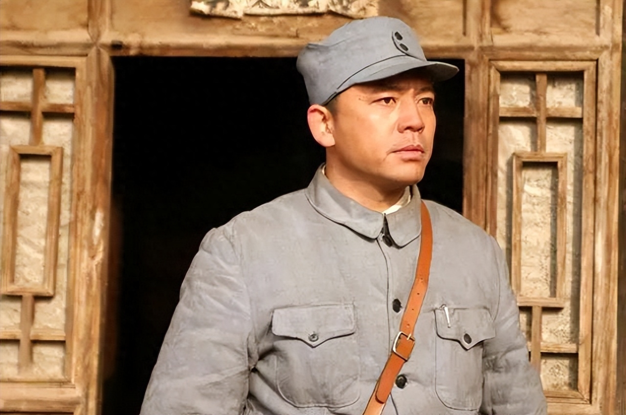 Do you know who He Zhengjun is? He missed Gong Li and married his first love at the age of 29 ...