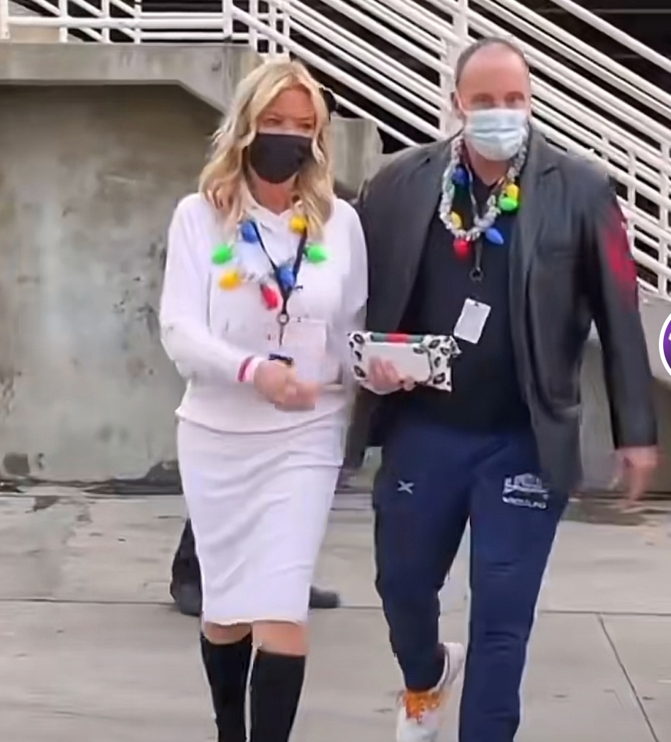 60-year-old Jeanne Buss is shopping with her boyfriend, her good figure ...