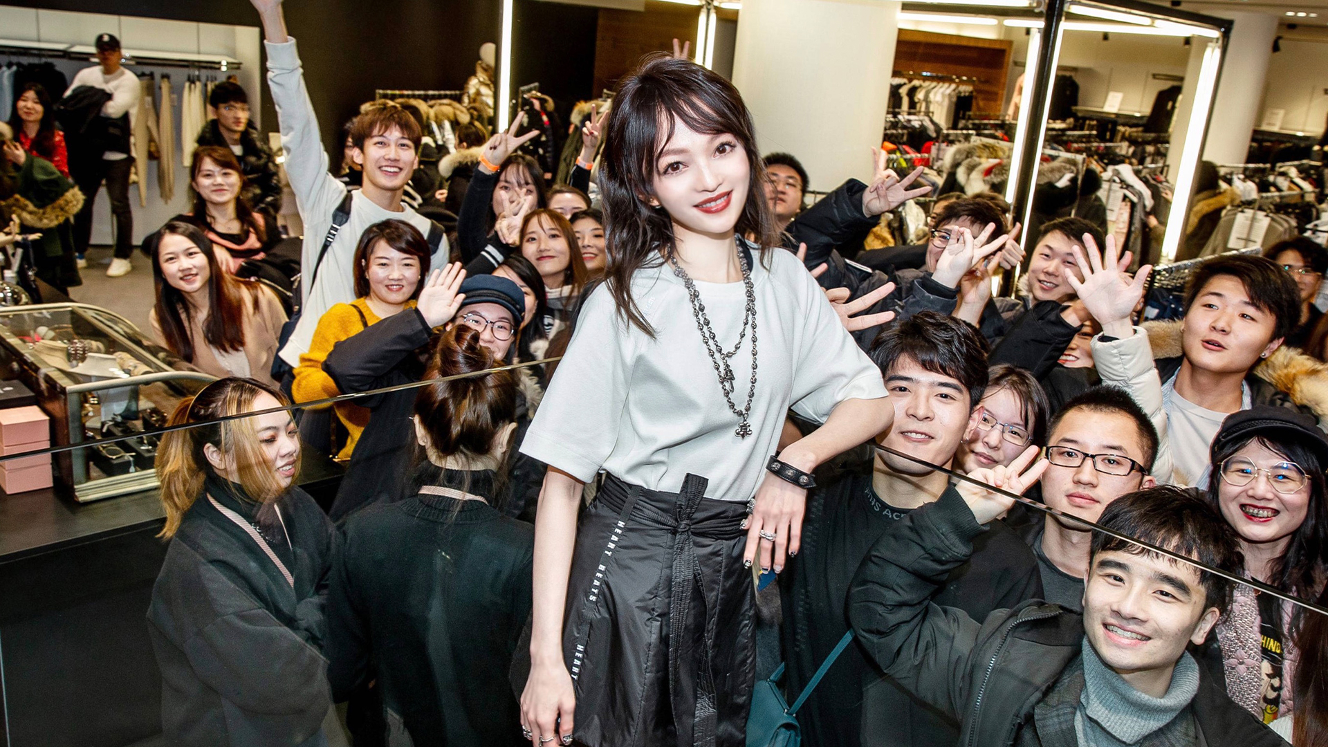 Singer Zhang Shaohan participates in The Voice of China. With her ...
