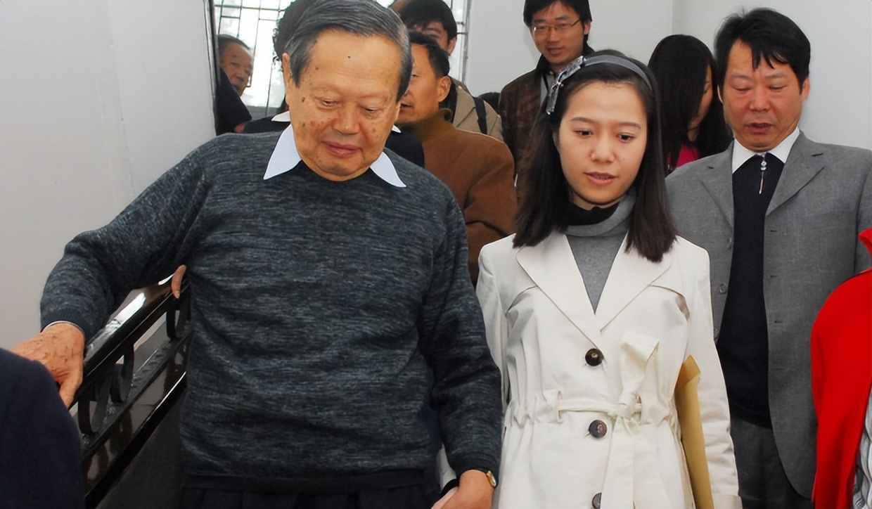 In love for 18 years, Weng Fan, after marriage, went to bed early and ...