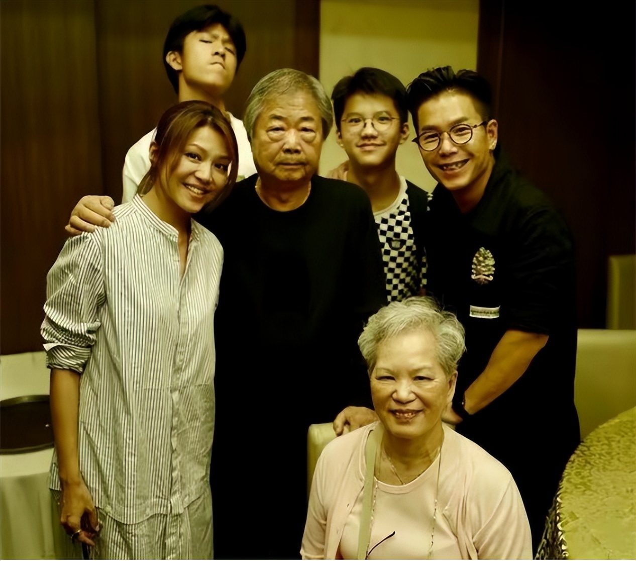 Lin Xiaofeng posted a family portrait, 76-year-old uncle Di Longhan appeared on the scene, his ...